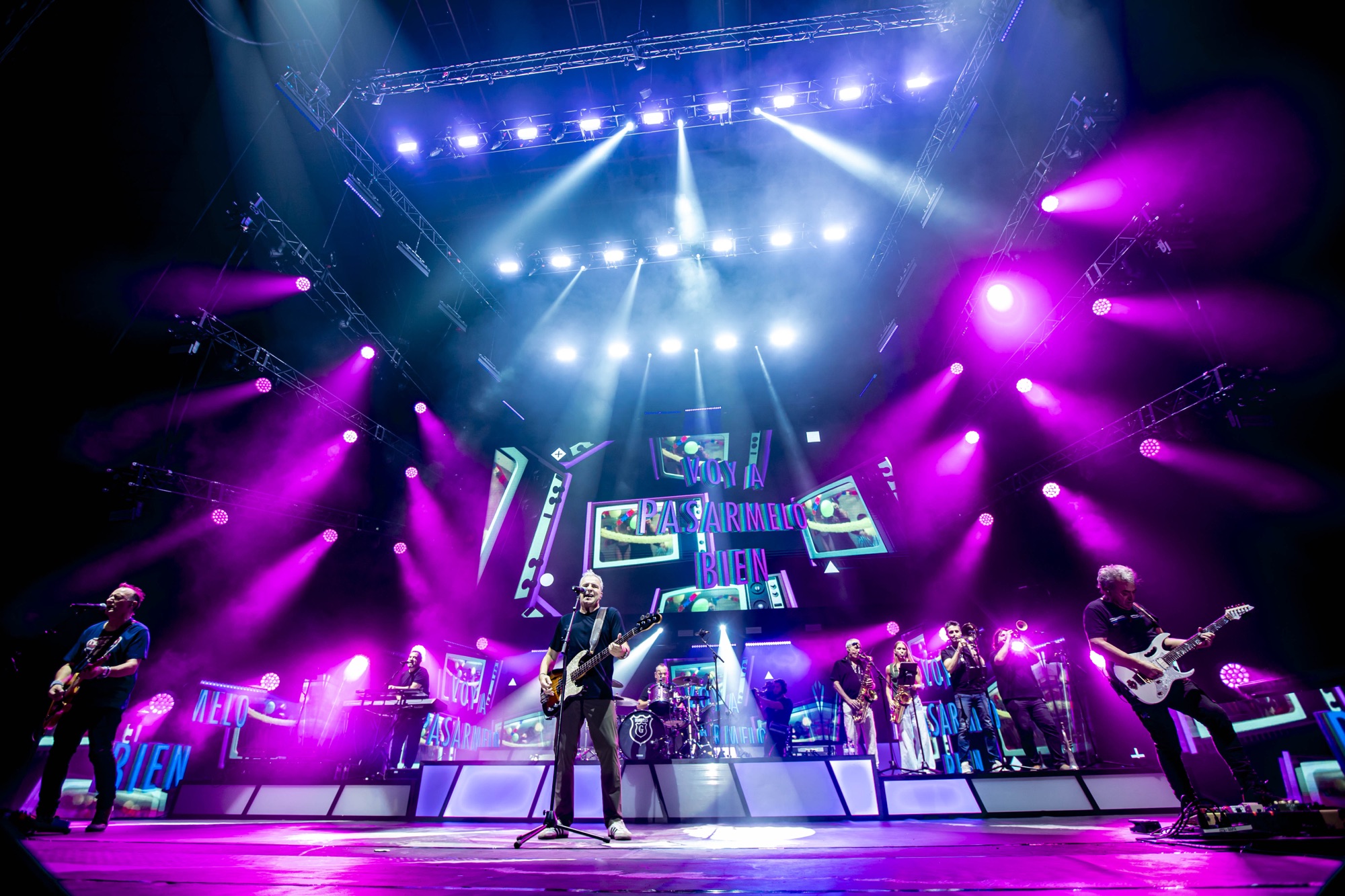 Hombres G despiden su gira “40 Años y Seguimos Esperando” en el Wizink Center de Madrid – Lunas ...